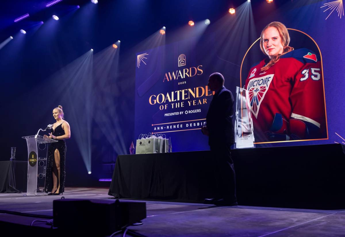 Ann-Renée Desbiens's Dominant Season Wins Goalie of the Year & Should ...